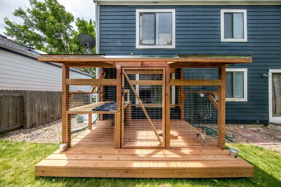 Outdoor Heated Cat House - Cat Topia